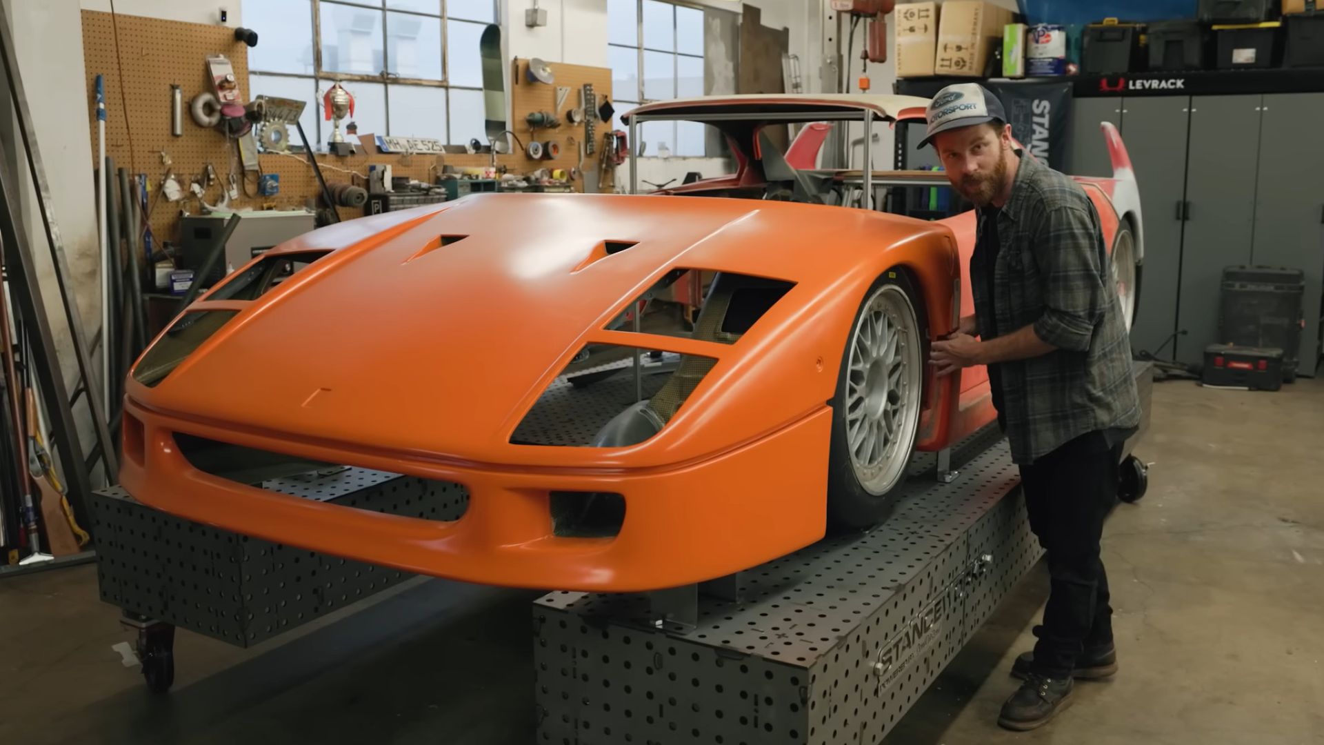 Yutuber di stanceworks replica Ferrari F40 ma con motore V12