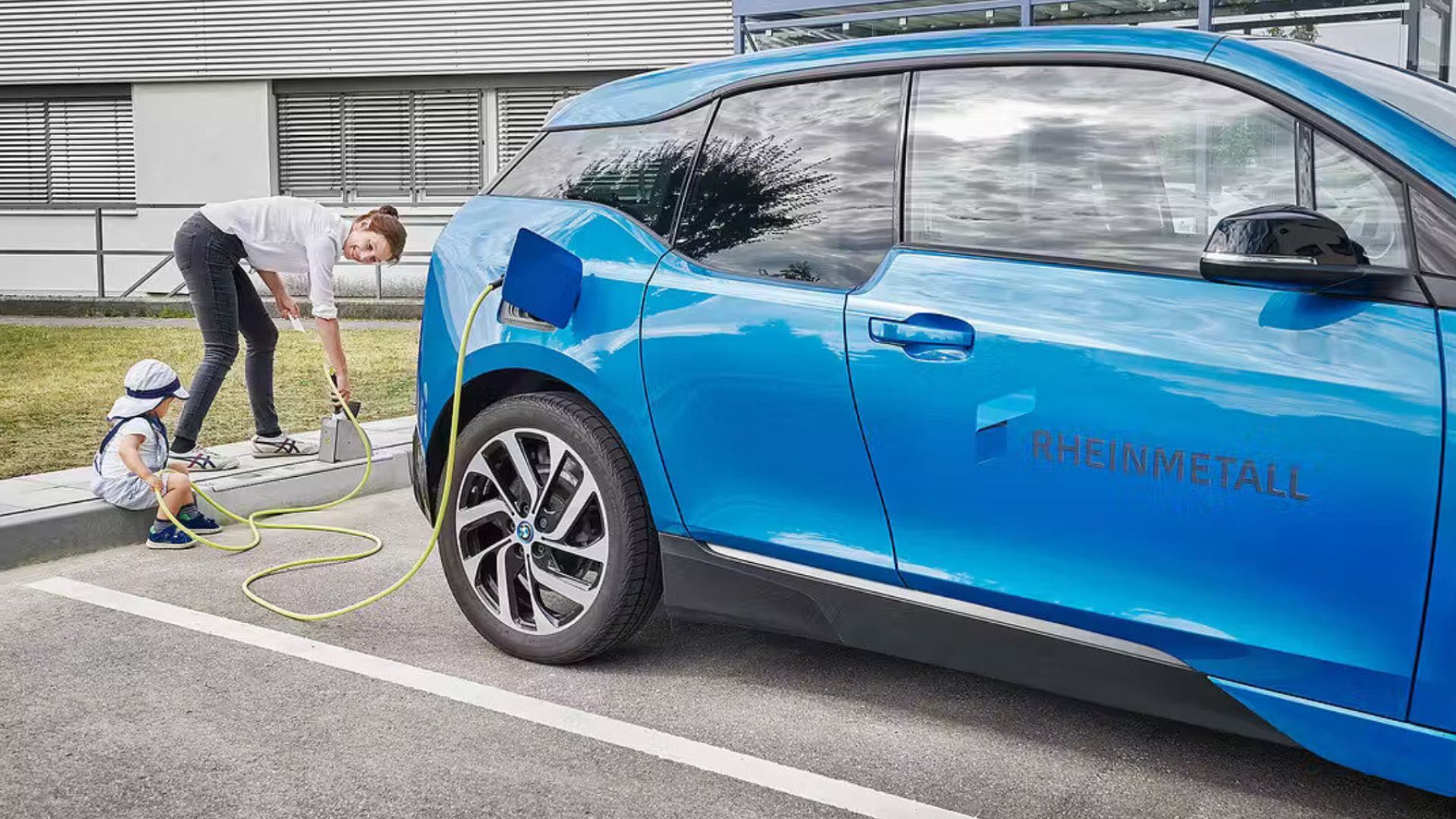 Rheinmetall Curb Charger: ricarica EV integrata nei marciapiedi
