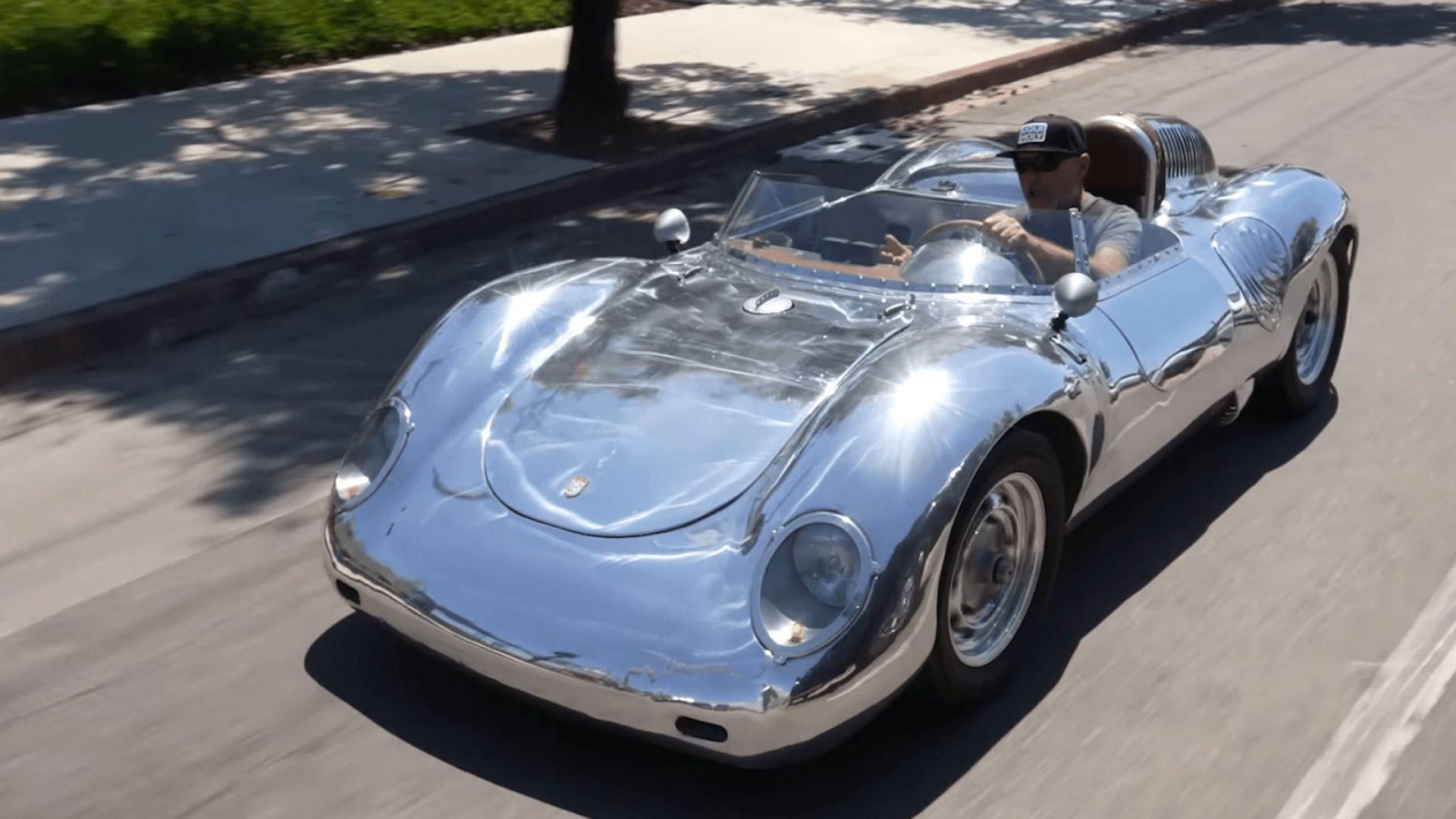 Video: Chris Runge ha ricreato la Porsche 718 RSK. A mano