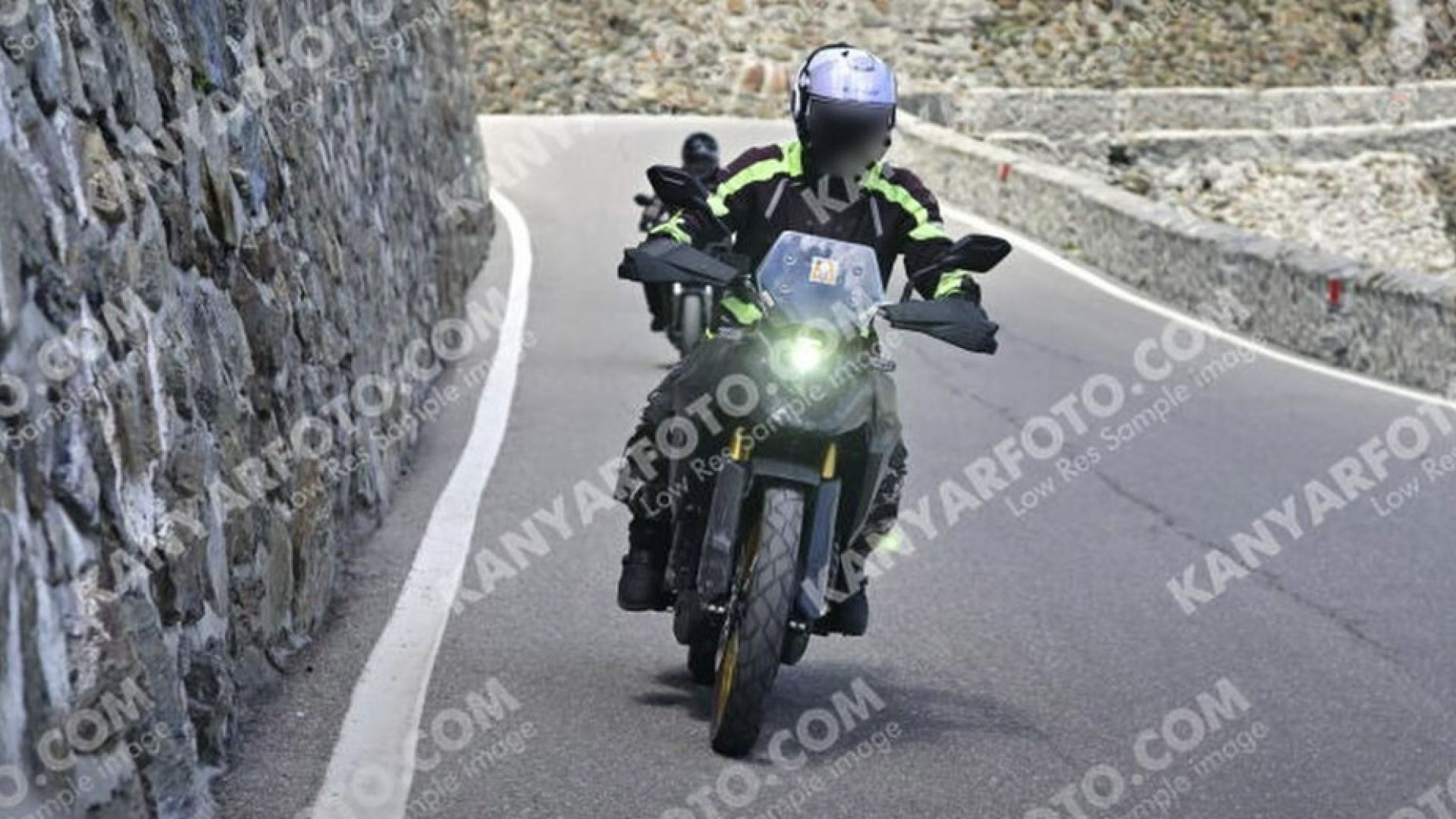 Suzuki V-Strom 700 2023: foto spia, motore, caratteristiche