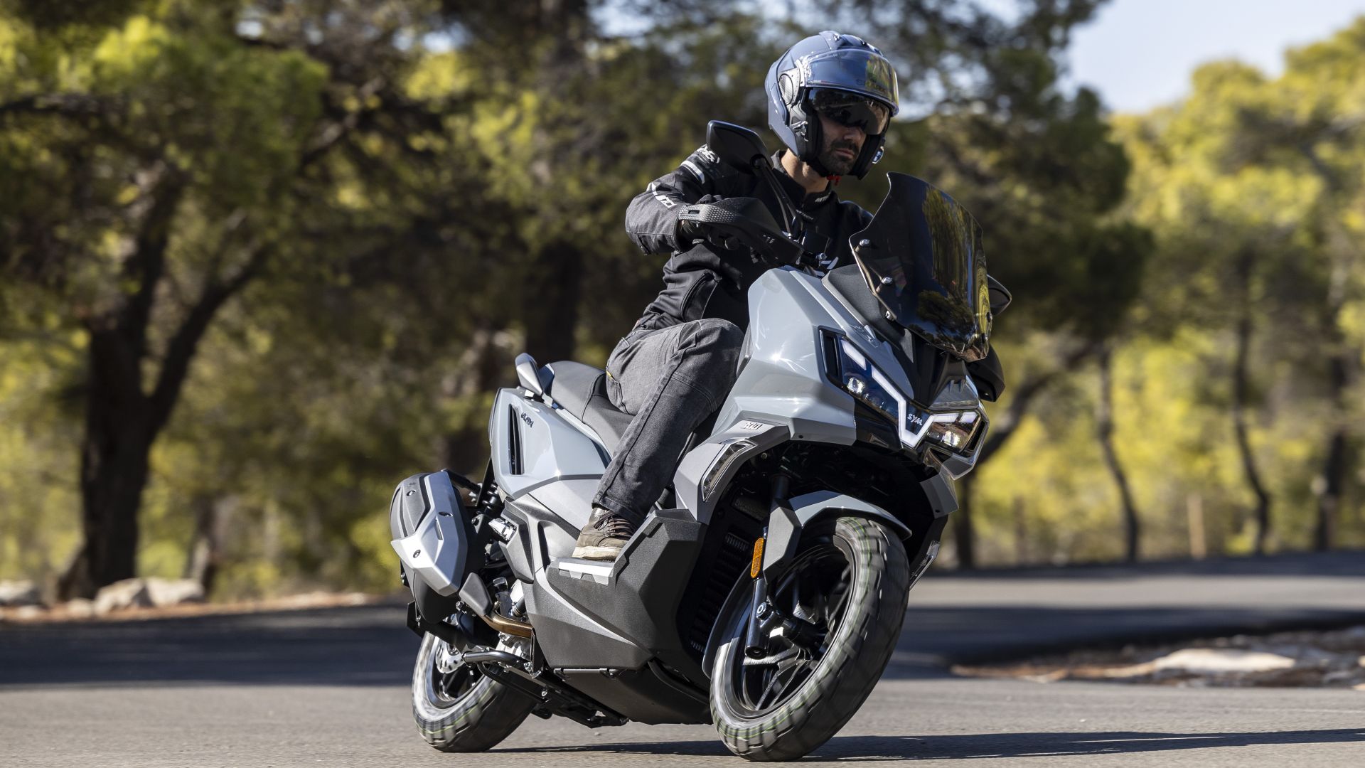 SYM ADX 300 e ADXTG 400, prova: pregi, difetti, uscita, prezzi