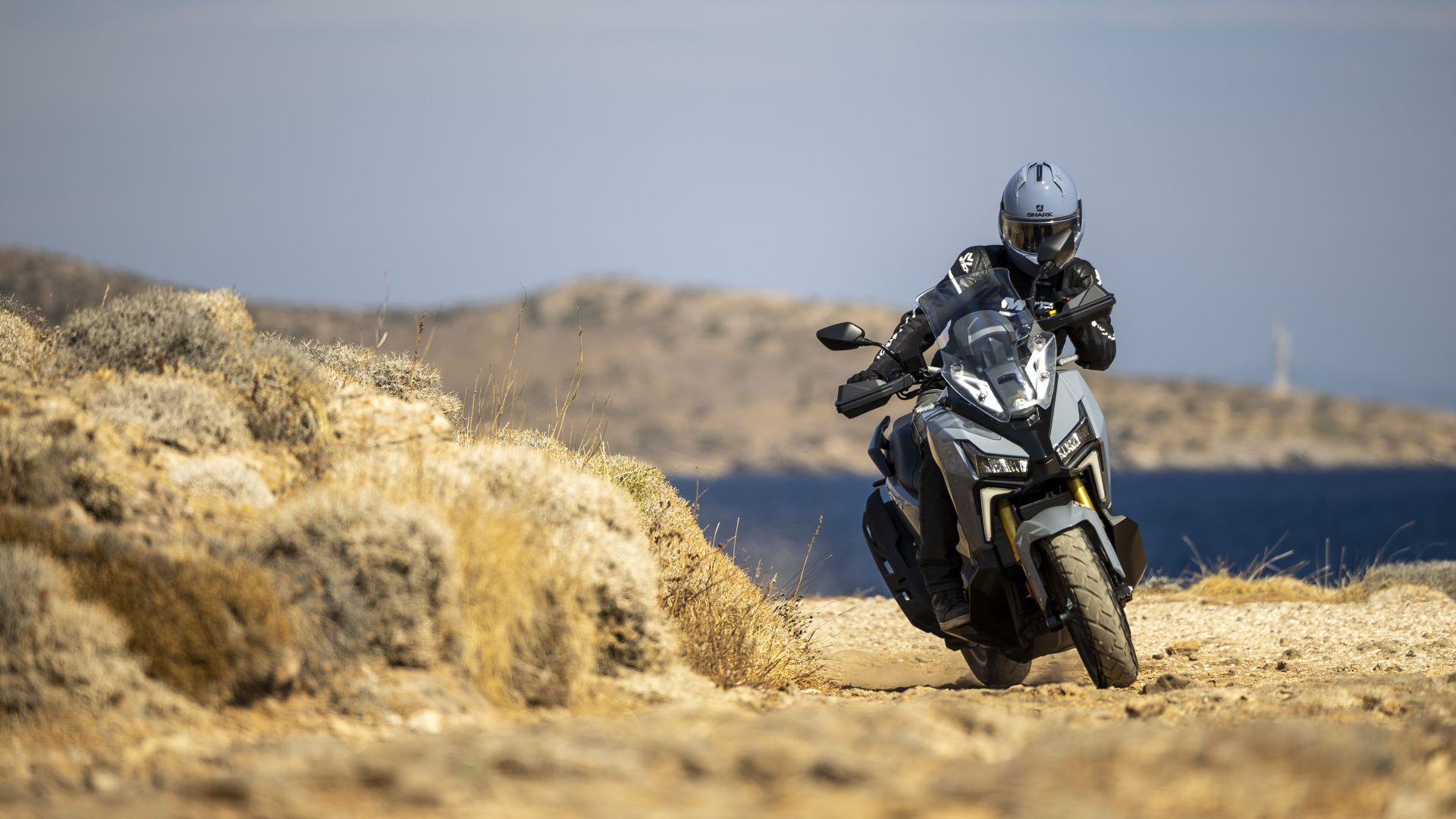 SYM ADX 300 e ADXTG 400, prova: pregi, difetti, uscita, prezzi