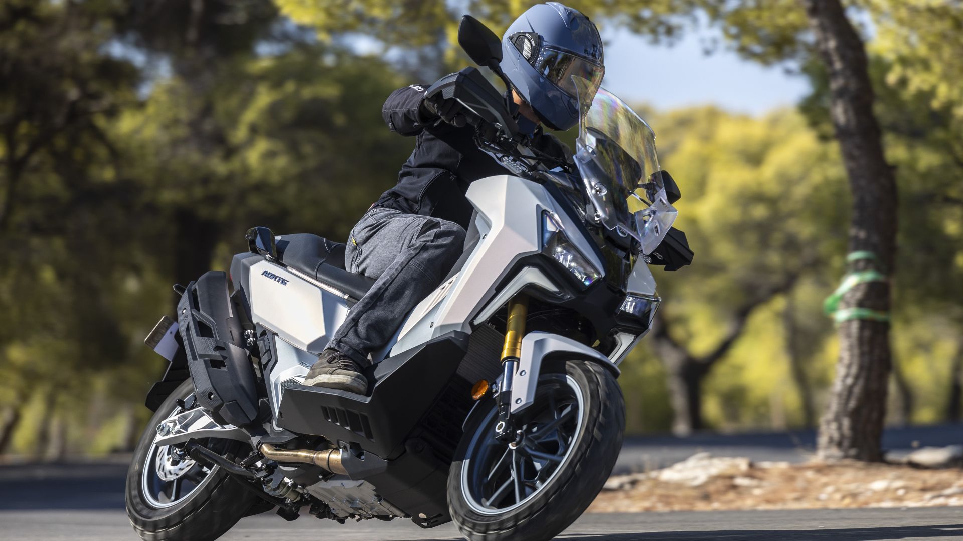 SYM ADX 300 e ADXTG 400, prova: pregi, difetti, uscita, prezzi