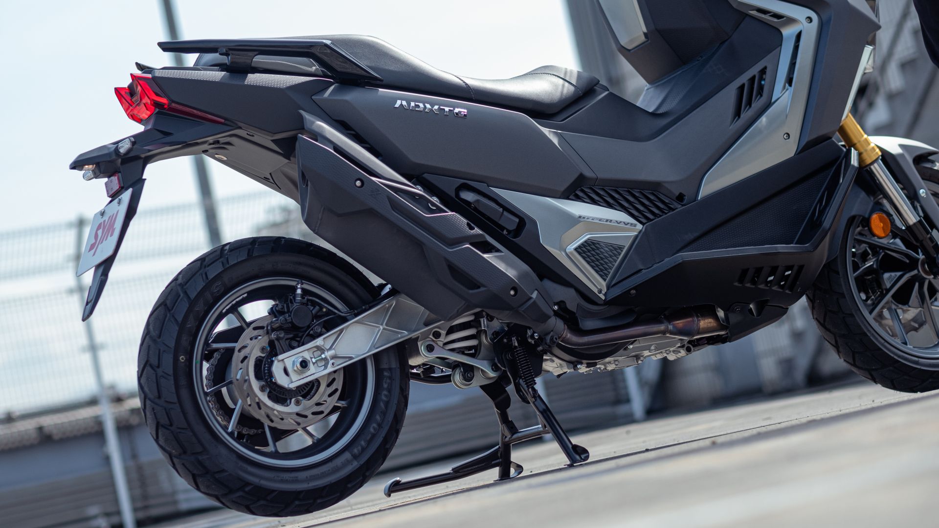 SYM ADX 300 e ADXTG 400, prova: pregi, difetti, uscita, prezzi