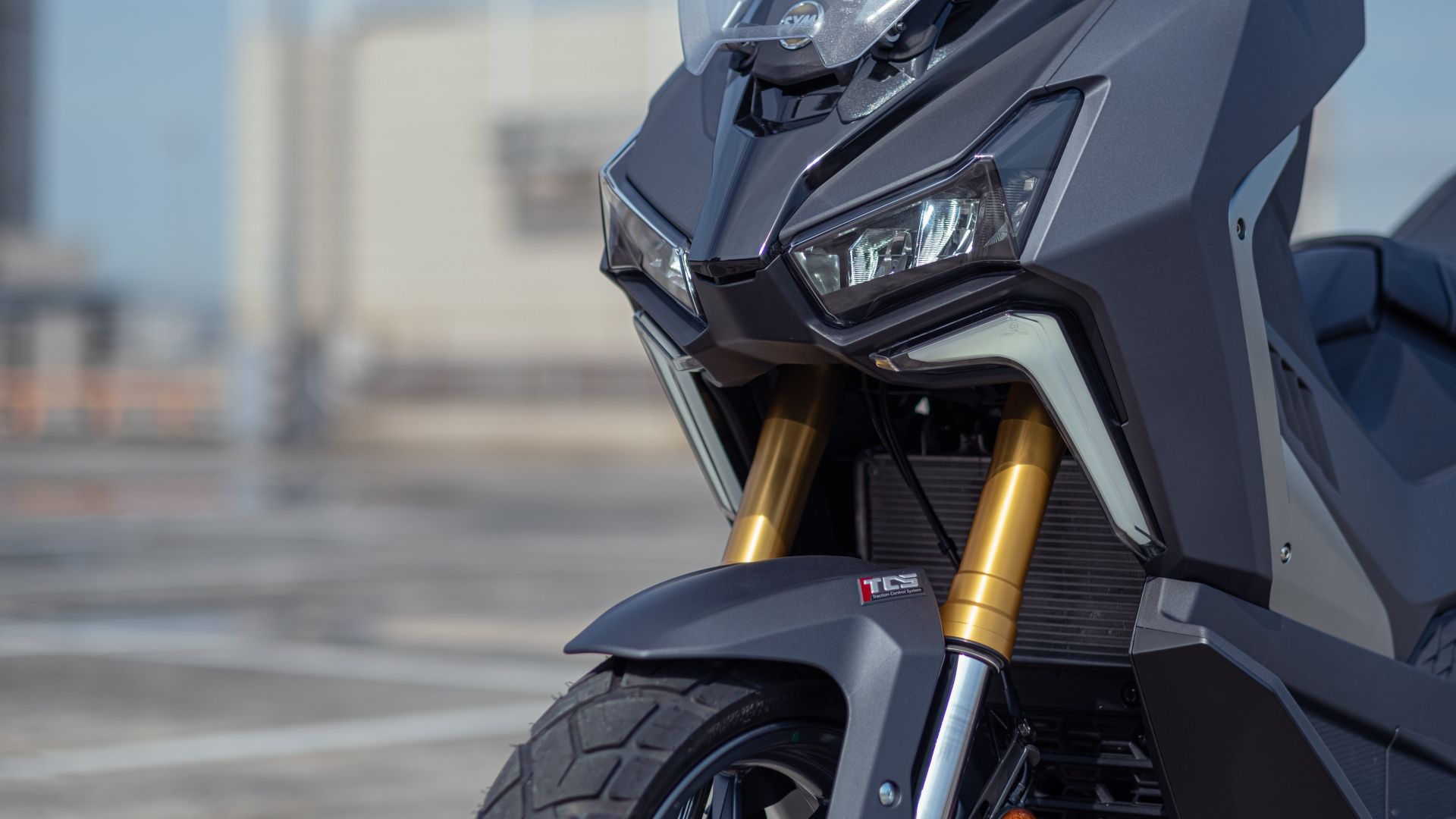 SYM ADX 300 e ADXTG 400, prova: pregi, difetti, uscita, prezzi