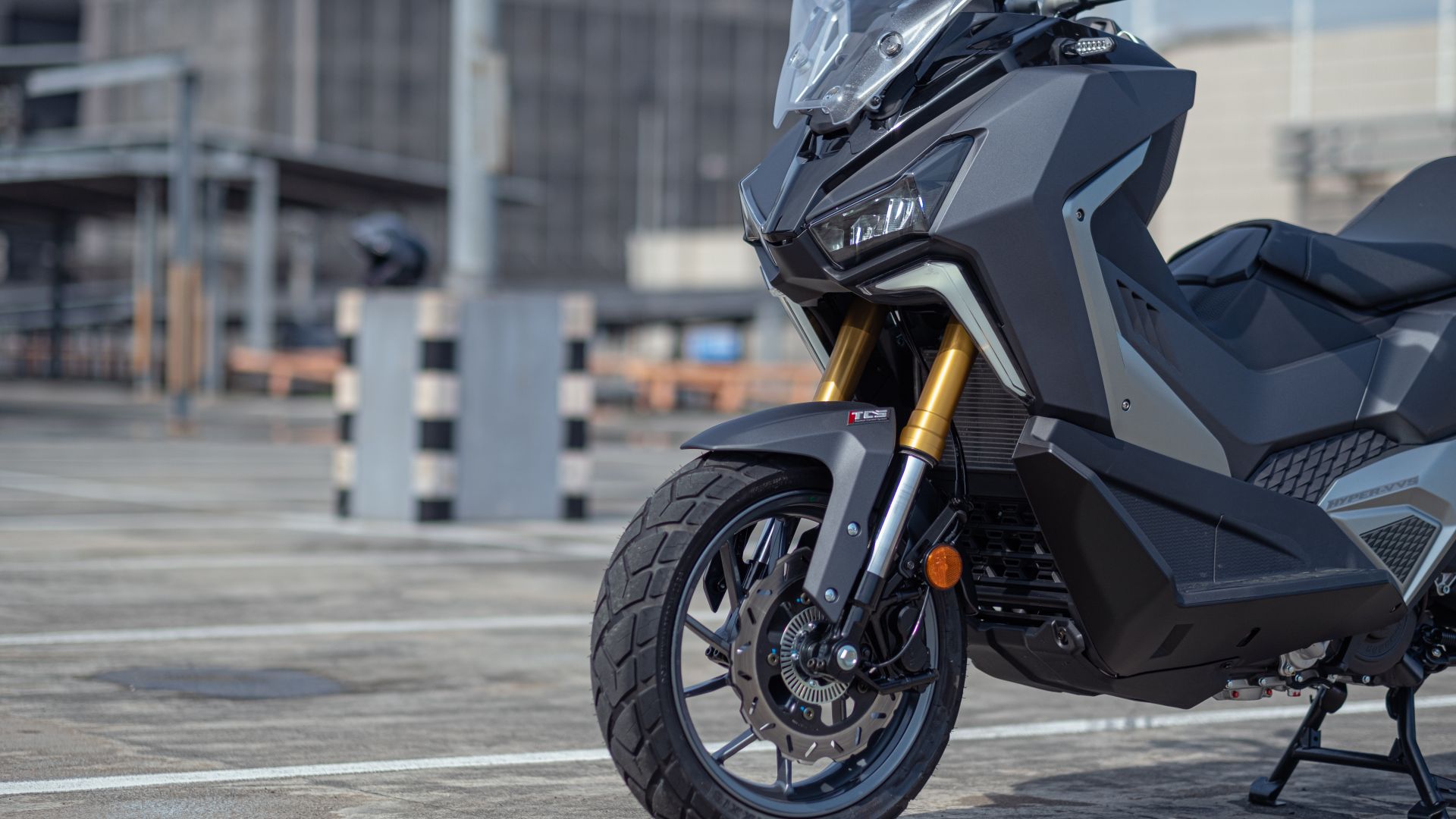 SYM ADX 300 e ADXTG 400, prova: pregi, difetti, uscita, prezzi