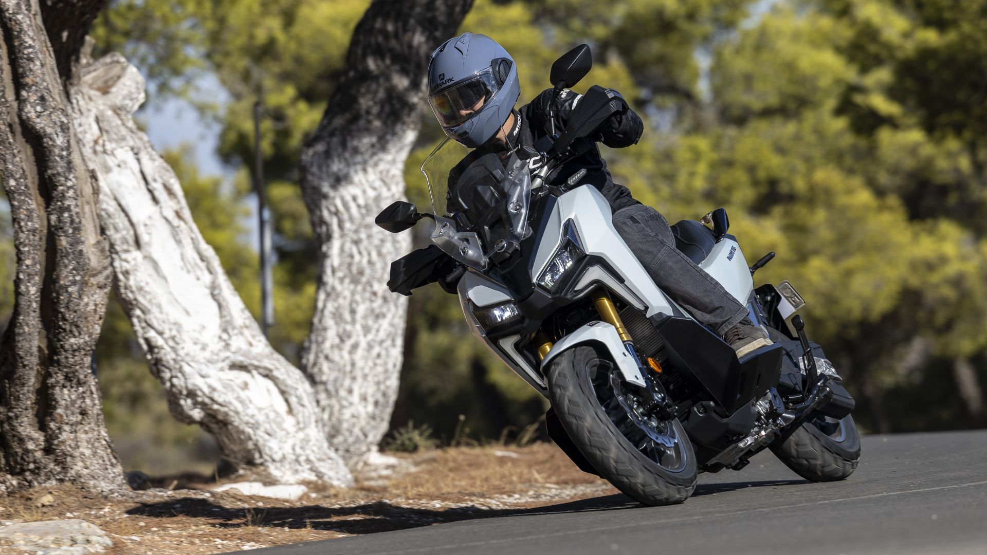 SYM ADX 300 e ADXTG 400, prova: pregi, difetti, uscita, prezzi