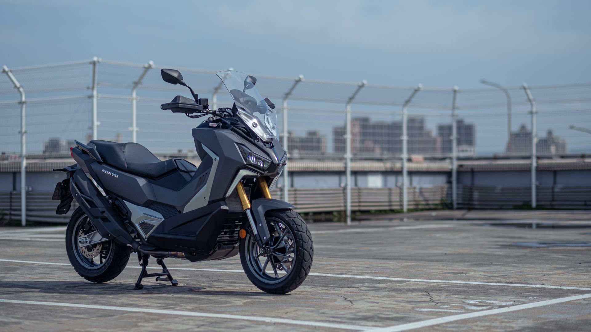 SYM ADX 300 e ADXTG 400, prova: pregi, difetti, uscita, prezzi