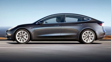 Tesla Model 3, arriva una versione meno cara: prezzo e caratteristiche