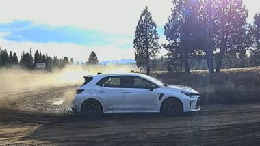 In video alla guida di una Toyota GR Corolla in fuoristrada