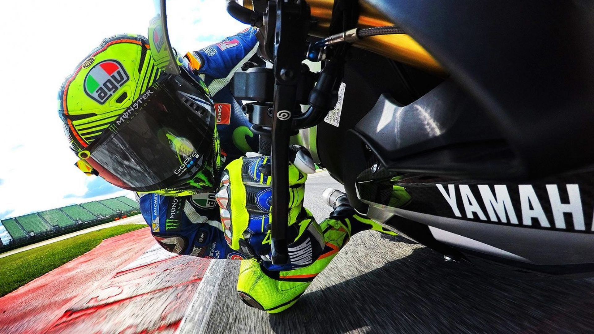 MotoGP 2017: Valentino Rossi forza i tempi e gira con una R1M a Misano.