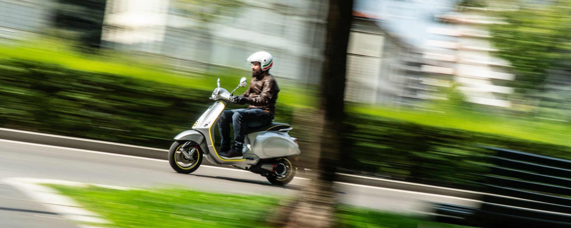 Vespa Elettrica 70: la prova. Ecco come va, pregi e difetti - MotorBox