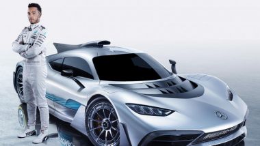 Video: Lewis Hamilton prova la hypercar Mercedes-AMG One