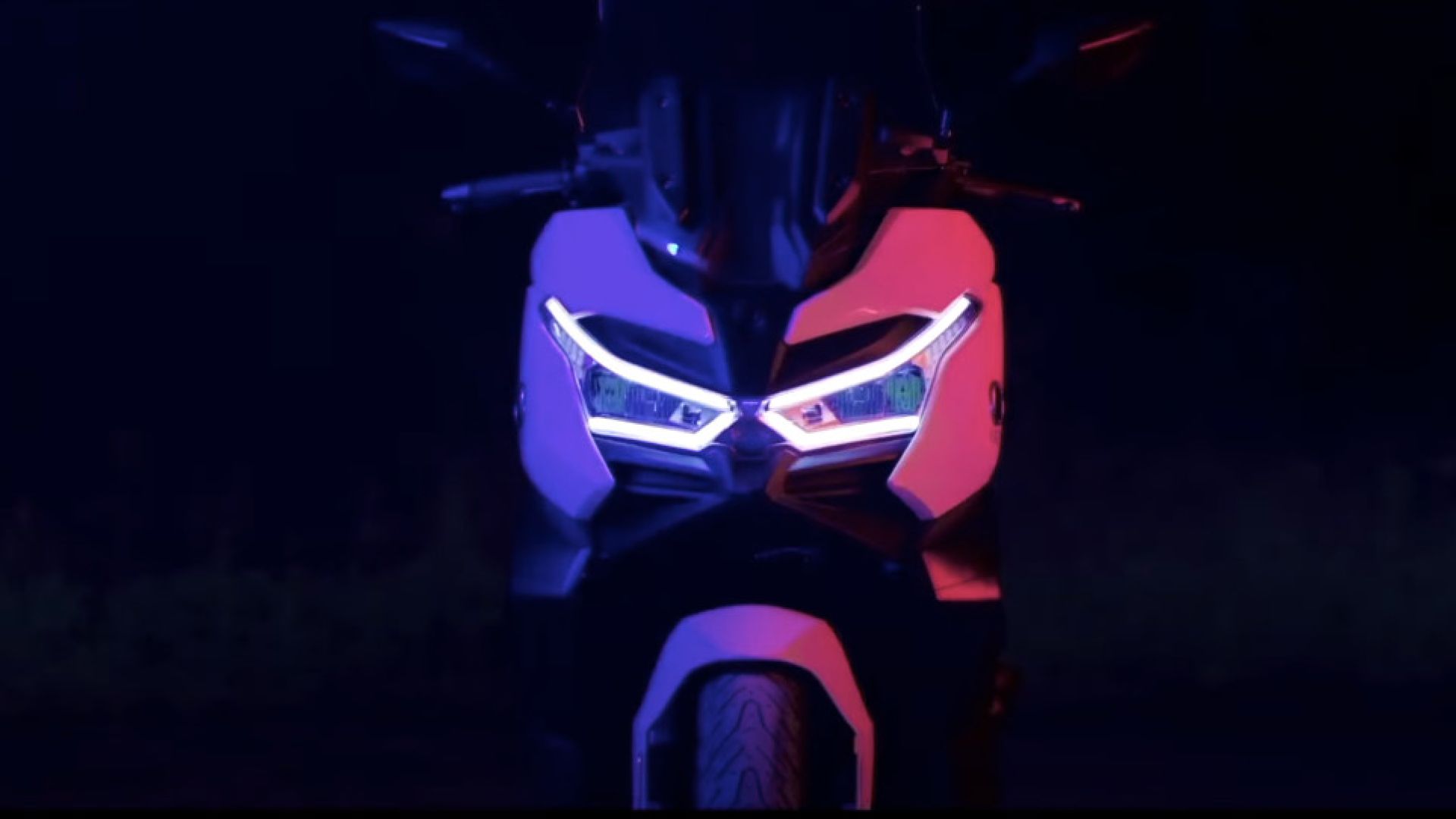 Nuovo maxi scooter Voge SR4 Max: motore, ciclistica, prezzo. Video