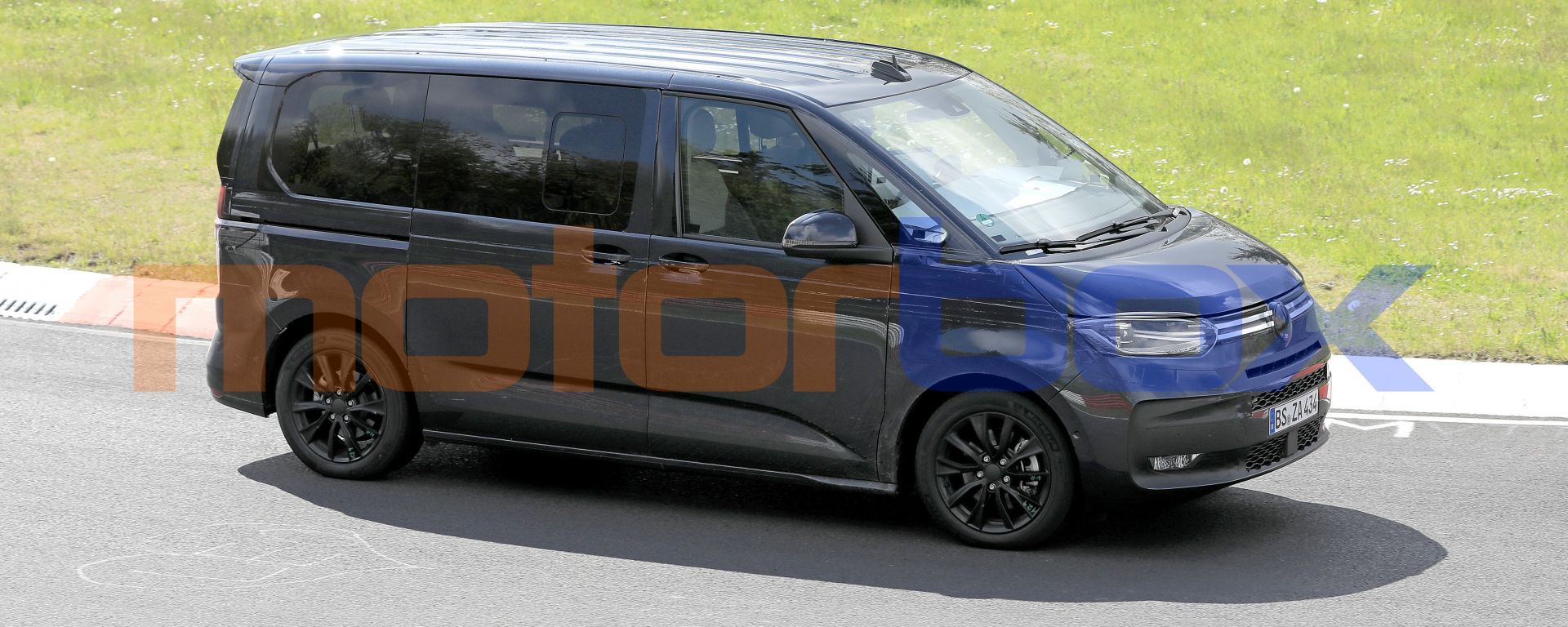 Volkswagen T7 2021, le foto spia del nuovo van - MotorBox