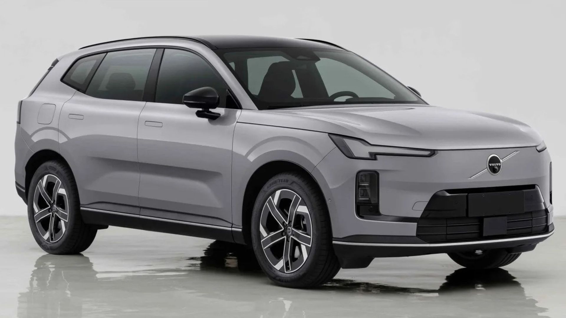 Volvo XC70 2025: nuovo SUV plug-in hybrid da 200 km di autonomia